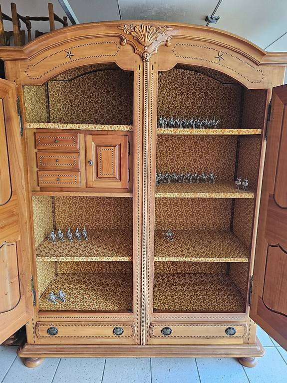 Armoire fribourgeoise de mariage voir photos Canton Jura - anibis.ch