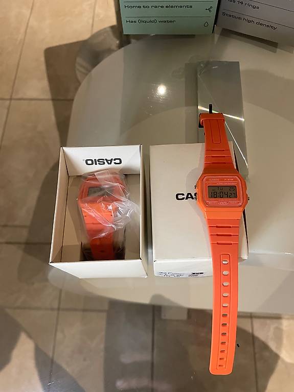 Casio F-91W orange - Jamais utilisé Canton Vaud - anibis.ch