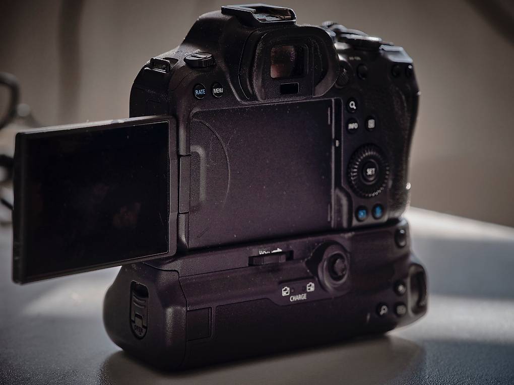 Canon EOS R6 Mark II + grip BG-R10 + batterie im Kanton Freiburg ...