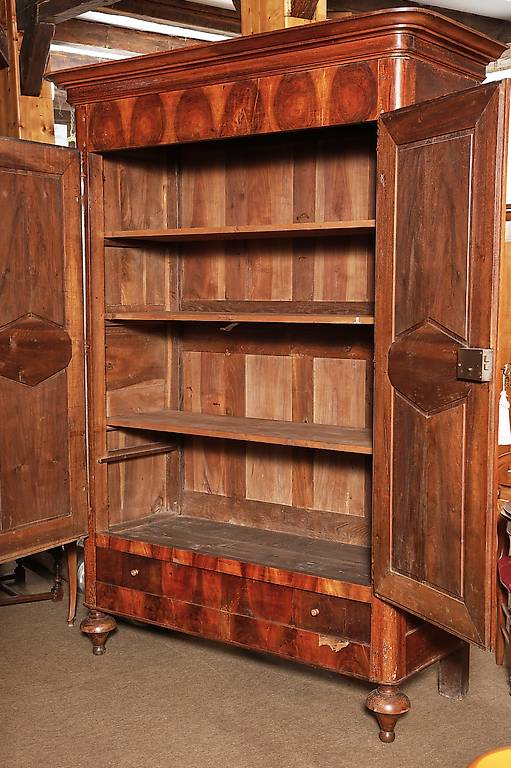 Armoire ancienne en noyer, belle facture Canton Fribourg - anibis.ch
