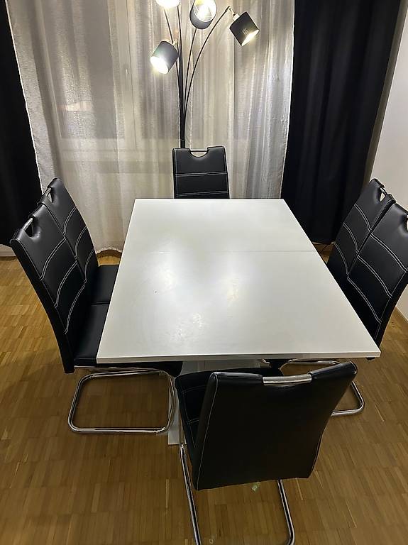 Table à manger modulable blanche + 6 chaises en cuir ? Quasi Canton Neuchâtel - anibis.ch