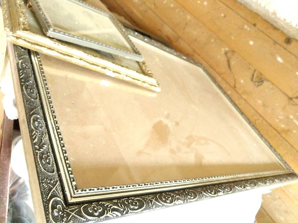 tableau cadre bois petite table ronde miroir arrosoir déco Canton ...