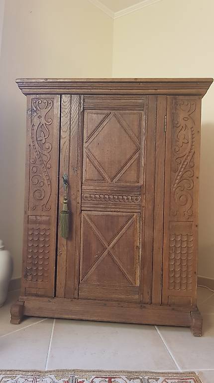 Armoire ancienne en bois de chêne massif Canton Vaud - anibis.ch