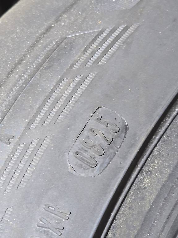 4 pneus été neuf goodyear 235 45 18 Canton Vaud - anibis.ch