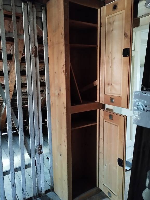 Holzschrank, Spind, antik im Kanton Bern - anibis.ch