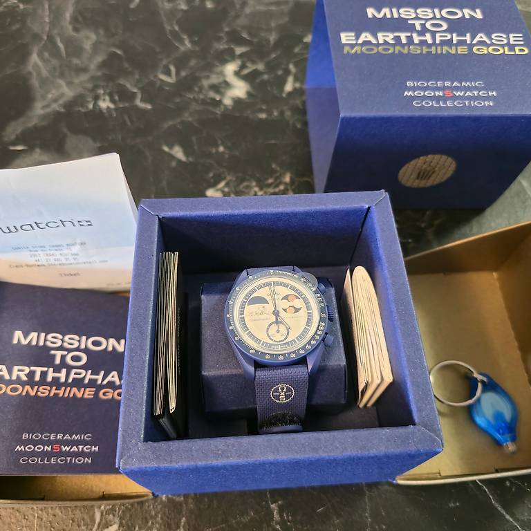 SWATCH mission to earth-phase Moonshine gold popcorn moon Canton Valais ...