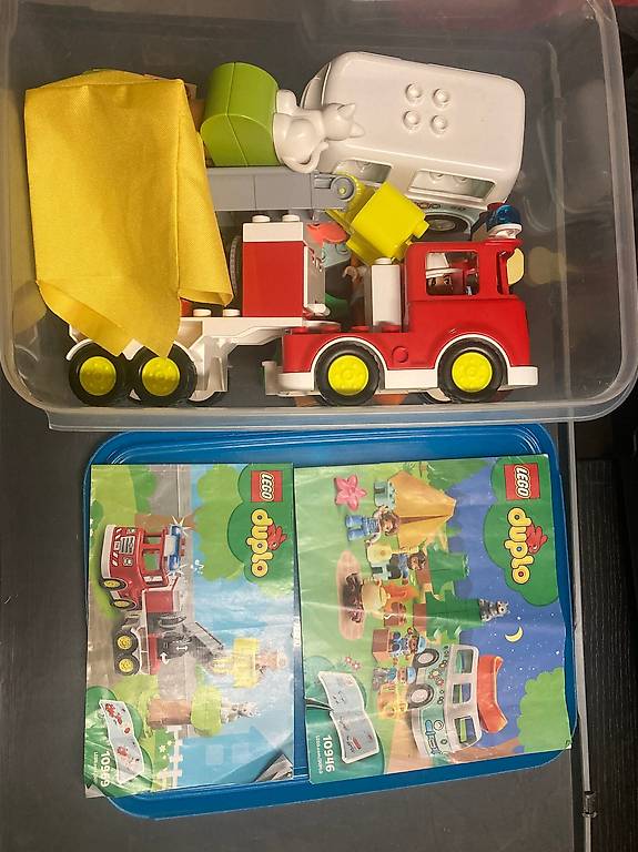 Deux set de Duplo complets: le camion pompier et le camping Canton ...
