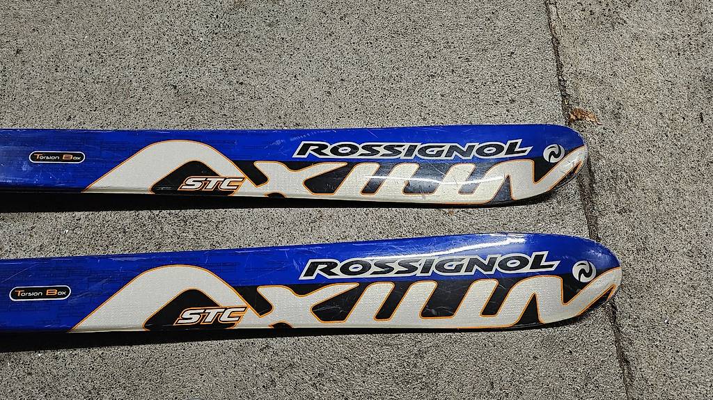 Ski alpin Rossignol Axium de 160 cm + bâtons im Kanton Waadt - anibis.ch