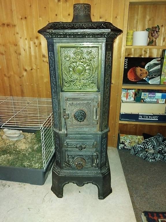 Poêle ancien en fonte et faïence émaillée. Ofenfabrik Sursee im Kanton ...