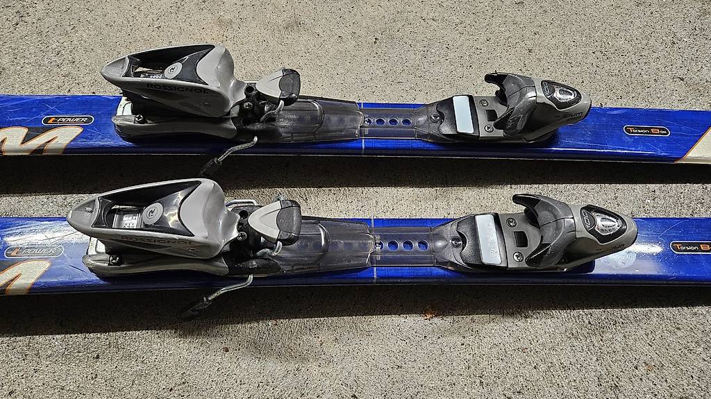 Ski alpin Rossignol Axium de 160 cm + bâtons im Kanton Waadt - anibis.ch