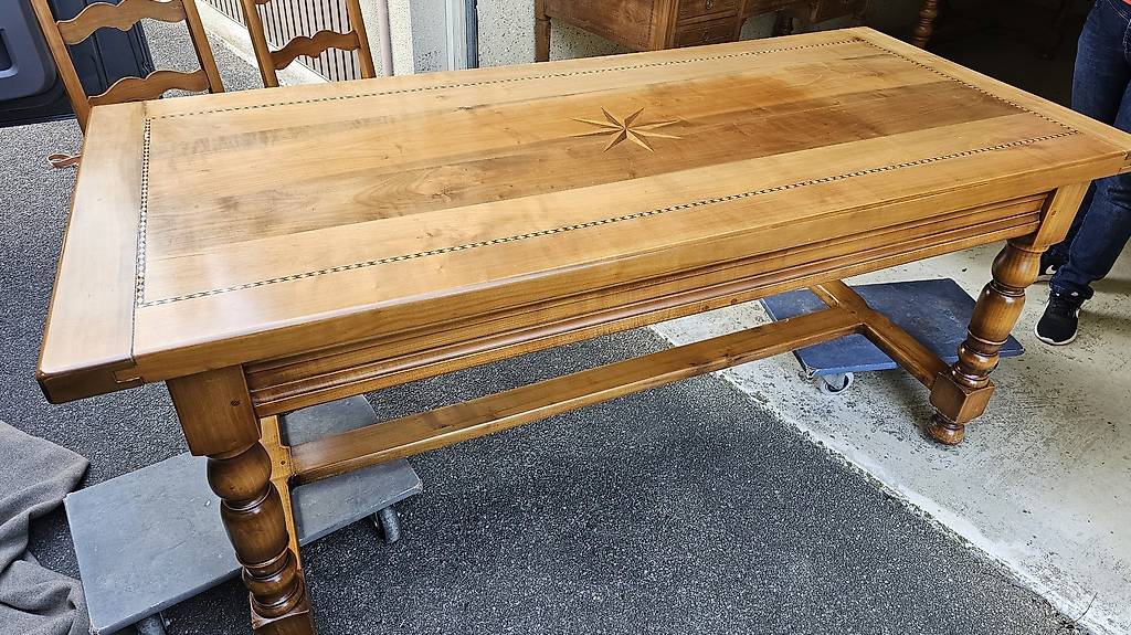 Table fribourgeoise marqueté et 8 chaises 1000frs Canton Jura - anibis.ch