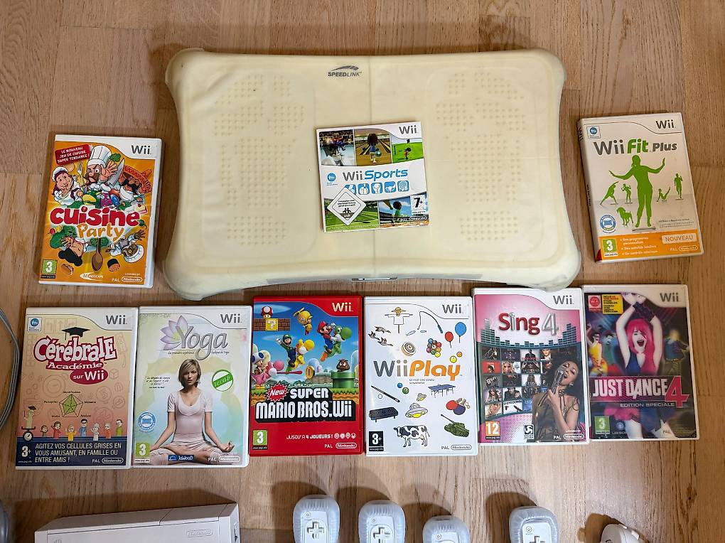 Wii console, 9 jeux, balance board, 2 micro et 4 manettes im Kanton ...
