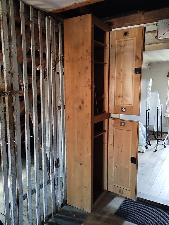 Holzschrank, Spind, antik im Kanton Bern - anibis.ch