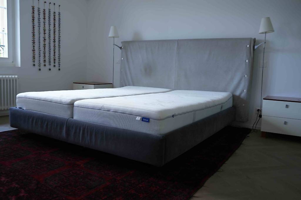Lit double design Ligne Roset avec matelas suisses Bico Canton Vaud ...