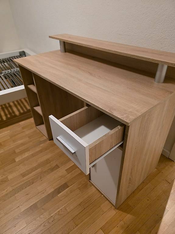 Bureau - lit double - meuble TV - table - commode Canton Vaud - anibis.ch