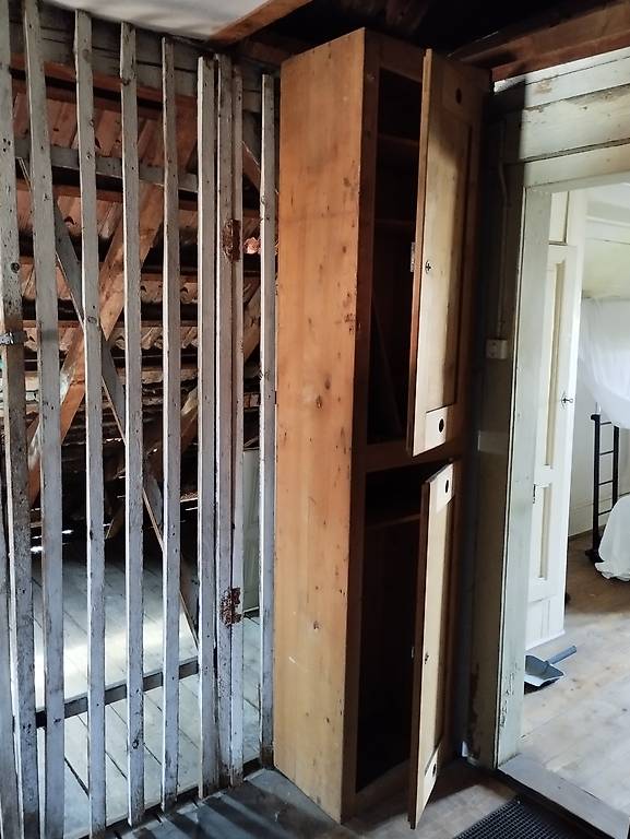 Holzschrank, Spind, antik im Kanton Bern - anibis.ch