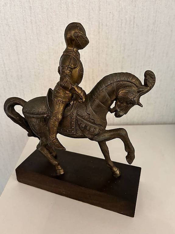 Sculpture ancienne d'un cavalier du Moyen Age en bronze Canton Vaud ...
