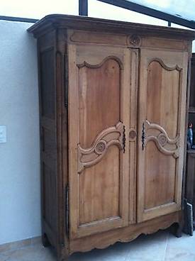 Urgent !!!Armoire ancienne a vendre bois massif Canton Vaud - anibis.ch