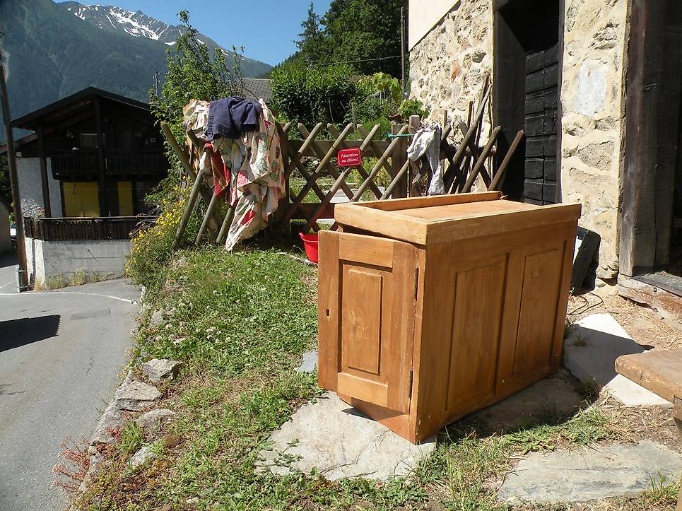 Coffre mural ancien en bois massif. im Kanton Wallis - anibis.ch