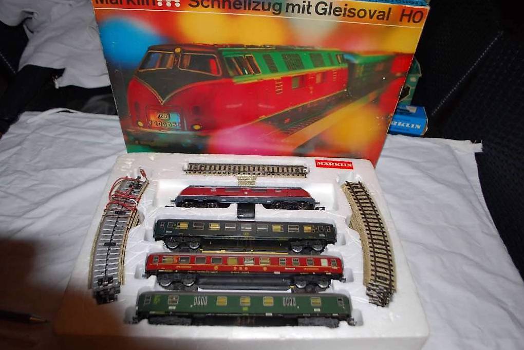 Marklin No 3121 locomotive V200 (relief) + 3 wagons + rails Canton Vaud ...