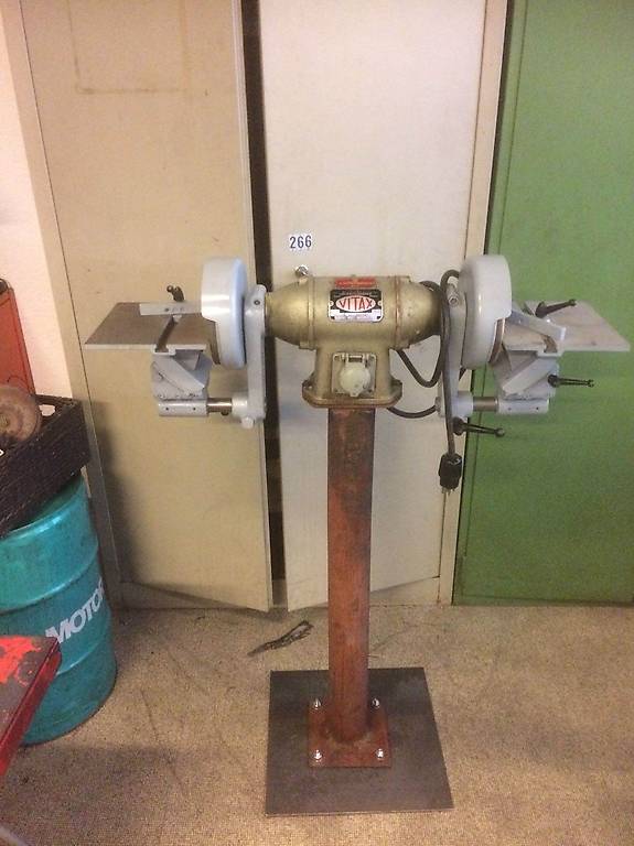 Meule touret avec plateaux /Schleifmaschine mit tisch Canton Berne ...