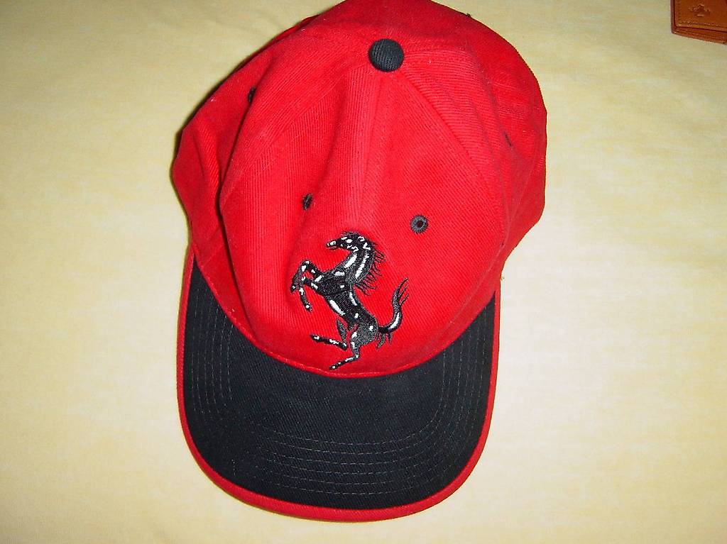 Casquette Ferrari originale rouge et noire neuve Canton Vaud - anibis.ch
