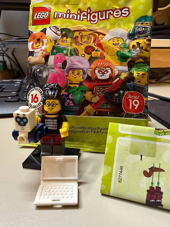 LEGO minifigures series 16 no 5 Ms. Drone Operator Canton Genève ...