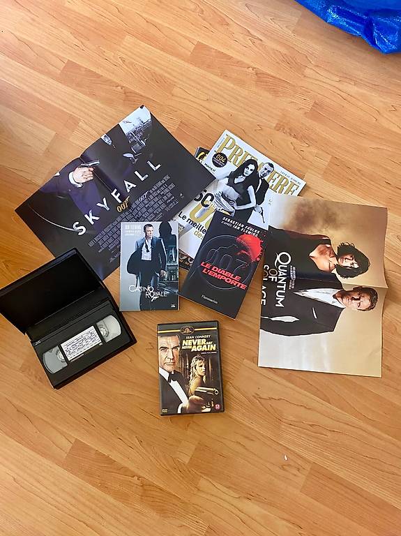 20 VHS collector James Bond 007 + posters et autres bonus Canton ...
