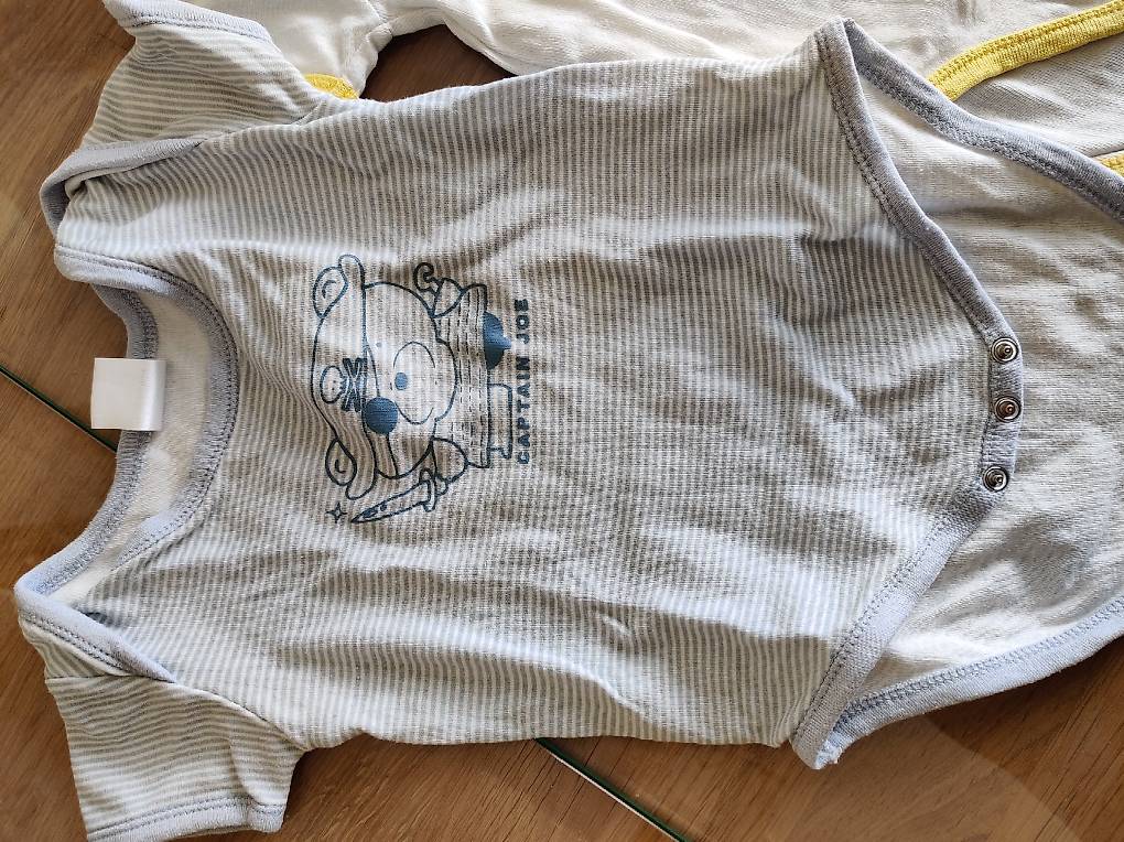 3 bodys bébé 6-12 mois 1,--/pièce Canton Vaud - anibis.ch