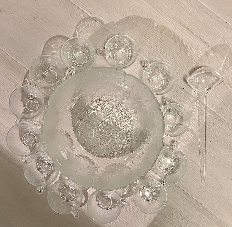 Service à punch / bol à punch en verre 13 bols et 1 louche im Kanton ...