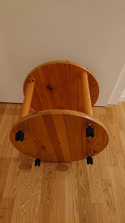 Petite table ronde sur roulettes Canton Fribourg - anibis.ch