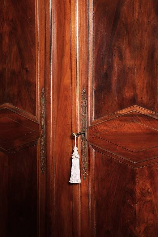 Armoire ancienne en noyer, belle facture Canton Fribourg - anibis.ch