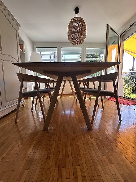 Table pour salle à manger avec chaises Canton Vaud - anibis.ch