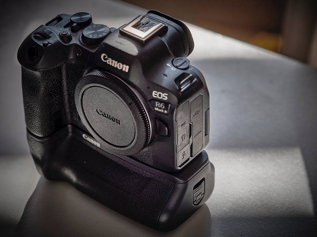 Canon EOS R6 Mark II + grip BG-R10 + batterie im Kanton Freiburg ...
