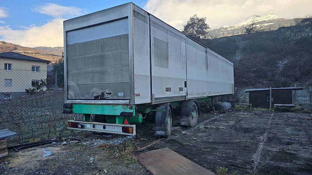 Remorque frigo Migros semi à double essieux im Kanton Wallis - anibis.ch