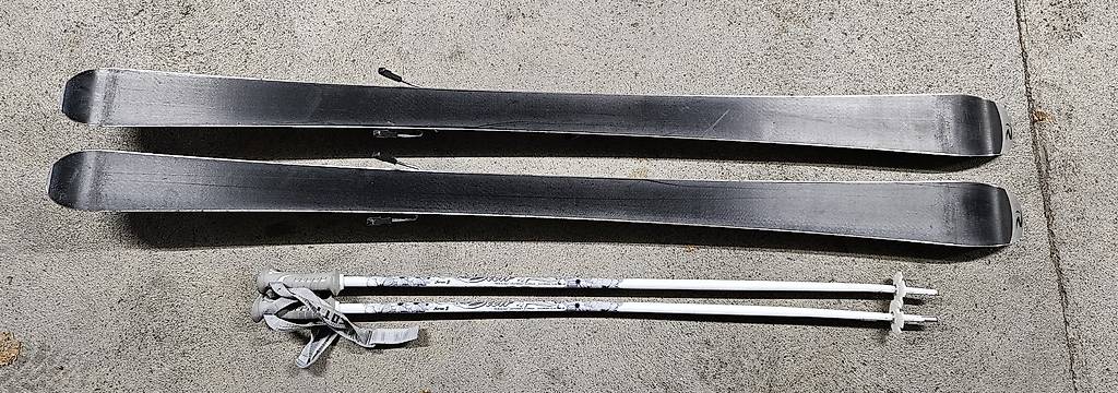 Ski alpin Rossignol Axium de 160 cm + bâtons im Kanton Waadt - anibis.ch