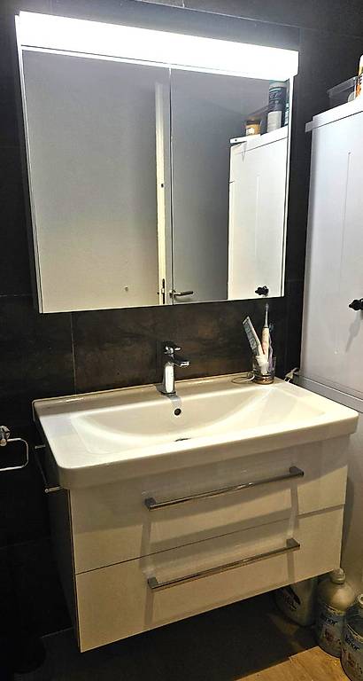 Meuble-lavabo et armoire-miroir lumineux - Excellent état Canton Fribourg - anibis.ch