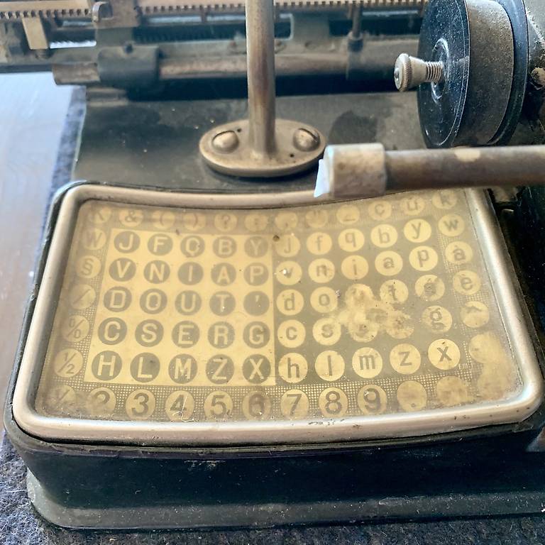 Machine à écrire AEG mignon dans son jus Canton Vaud - anibis.ch