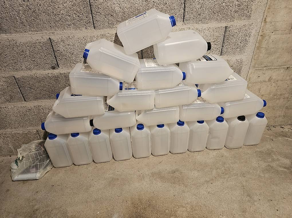 A donner, lot de bidons VIDE, contenance 5 lt Canton Fribourg - anibis.ch