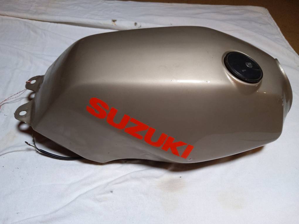 Tanks zu Suzuki GS 110 X und Honda Bol'dor im Kanton Aargau - anibis.ch