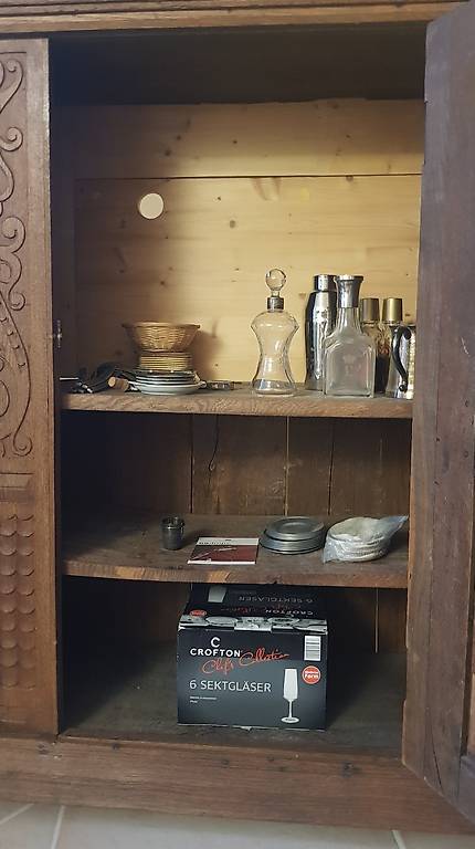 Armoire ancienne en bois de chêne massif Canton Vaud - anibis.ch