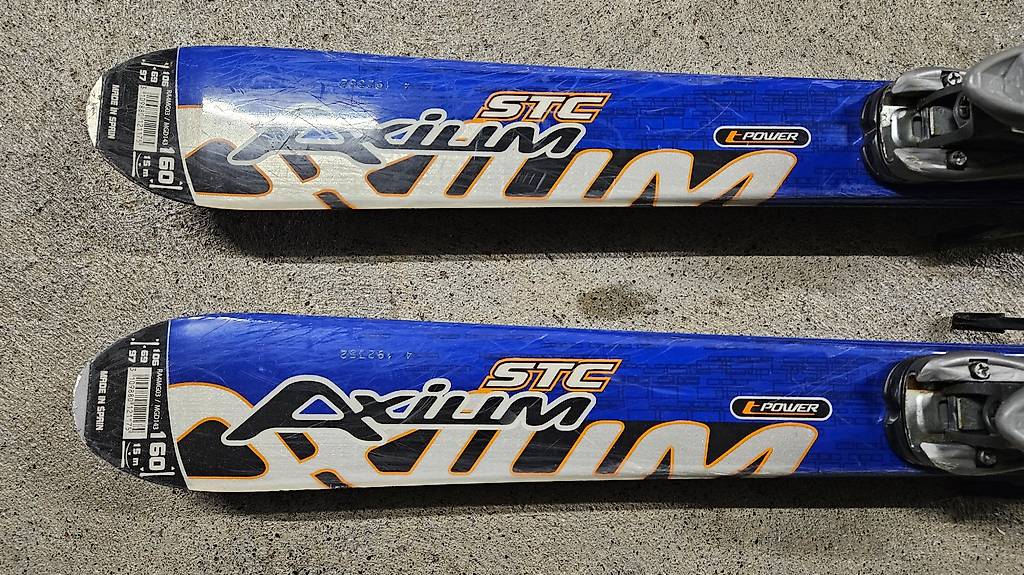 Ski alpin Rossignol Axium de 160 cm + bâtons im Kanton Waadt - anibis.ch