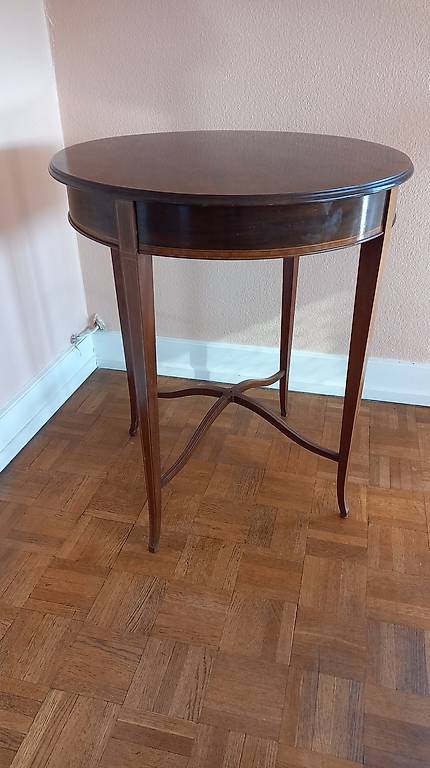 Ravissant petit guéridon haut Canton Vaud - anibis.ch