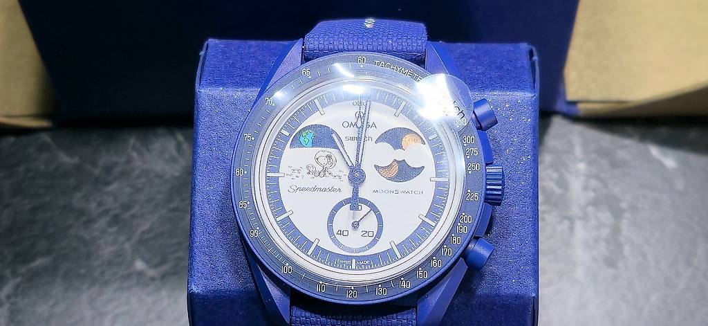 SWATCH mission to earth-phase Moonshine gold "popcorn moon" Canton ...