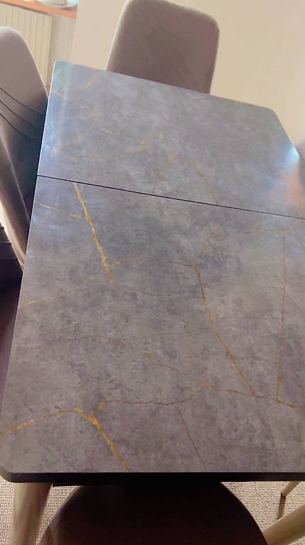 Table à manger design avec 6 chaises, état impeccable! Canton Neuchâtel - anibis.ch