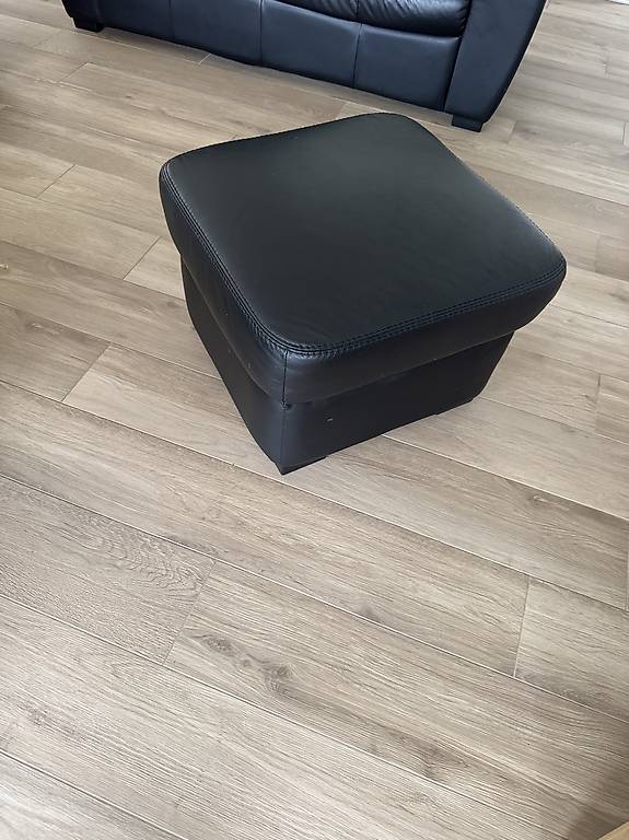 Set de canapé noir avec son pouf Canton Vaud - anibis.ch