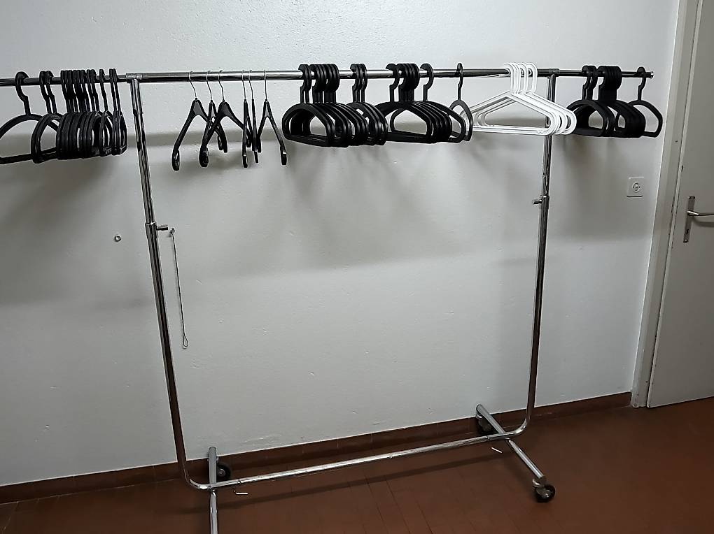 Stender à louer avec 60 cintres pour vide-dressing Canton Vaud - anibis.ch