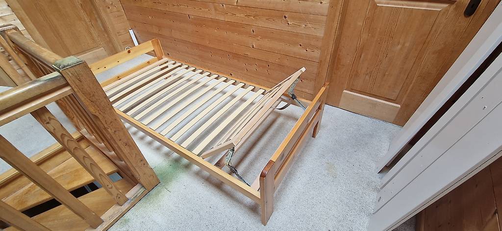 1 lit simple en bois massif avec sommier reglable Canton Valais - anibis.ch