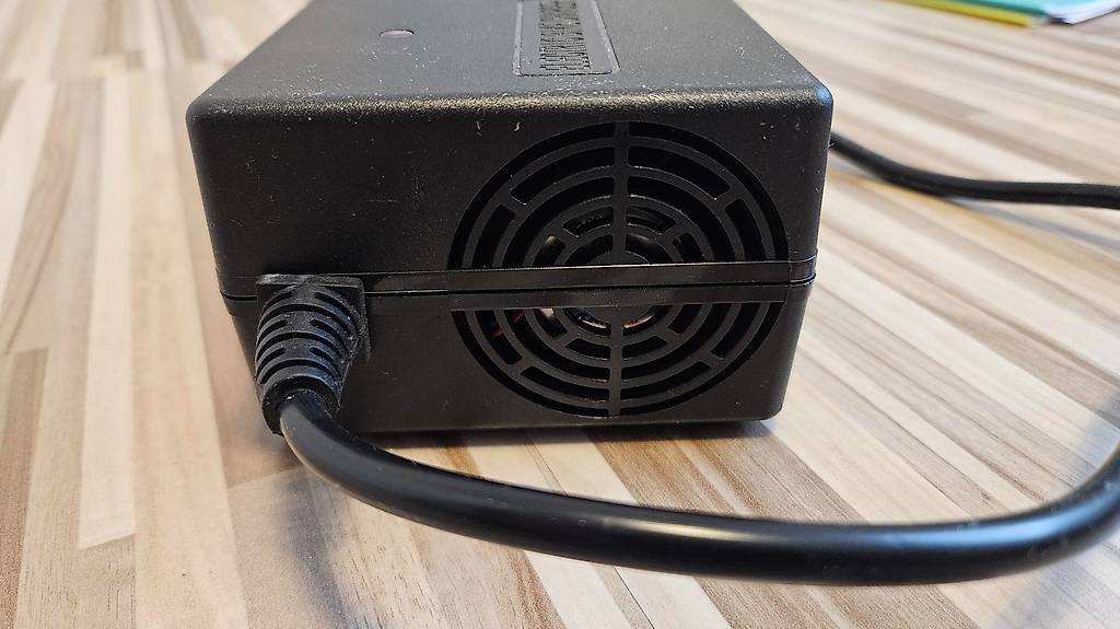 Intelligentes Ladegerät für E-Scooter, E-Bikes & E - Mobile im Kanton ...