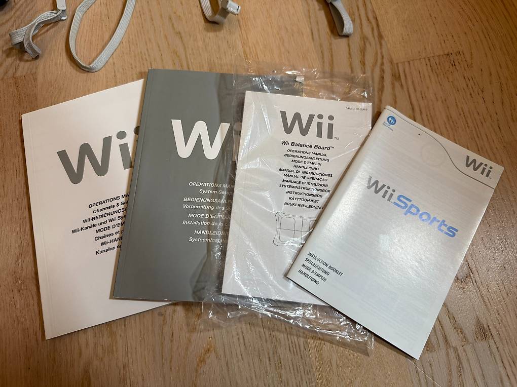 Wii console, 9 jeux, balance board, 2 micro et 4 manettes im Kanton ...